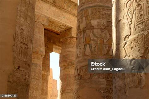 카르나크 룩소르 이집트 아프리카 Hypostyle 홀 기둥의 아름답고 따뜻한 색상이 인상적인 광경입니다 0명에 대한 스톡 사진 및 기타 이미지 Istock