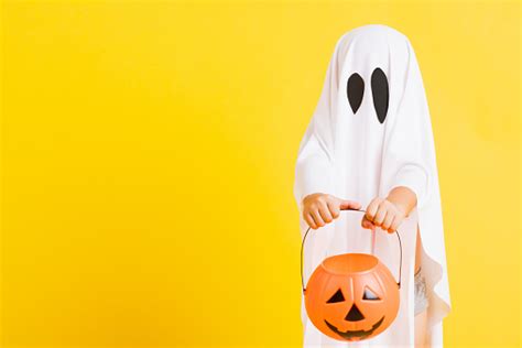 흰색 옷을 입은 의상 할로윈 유령 무서운 작은 귀여운 아이는 손에 오렌지 호박 유령을 들고 2 3 살에 대한 스톡 사진 및 기타 이미지 2 3 살 귀신 귀여운