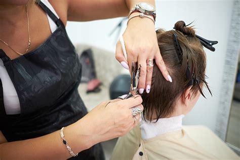 아름다움 헤어 스타일 치료 헤어 케어 개념 미용실에서 젊은 세련된 여자 이발소 또는 뷰티 살롱에서 클라이언트를 제공하는 헤어 스타일리스트 고객에 대한 스톡 사진 및 기타