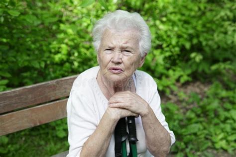 Retrato De La Vieja Abuelita En Un Banco De Parque Agradable Foto De