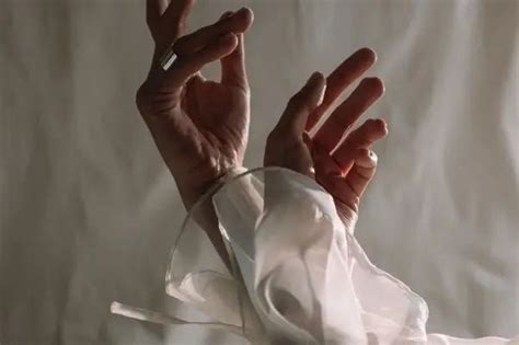 Natural Silk Vs Synthetic Silk Key Differences And Benefits Explained