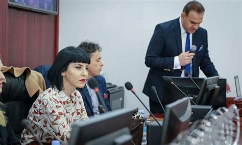 Фатиме Фетаи на дисциплинска за наводна соработка со сопственикот на „Доказ“ Реален Медиум за