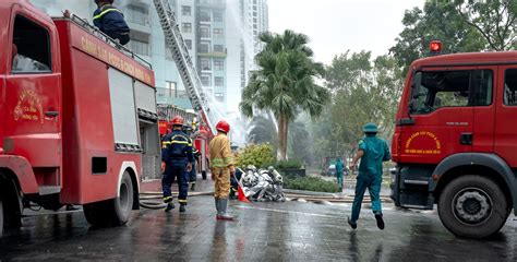 고층 빌딩 공공 서비스 공공 안전 구조작업 긴급 서비스 담배를 피우다 도시 경관 도시의 삶 물 호스 법 집행 보호 복 보호용 부츠 비상 대응 비상
