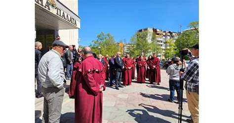 Прокурори и съдебни служители на протест в Добрич в подкрепа на Гешев