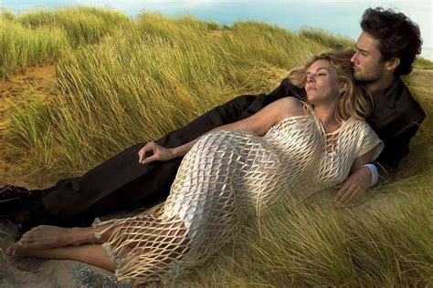 Sienna Miller Wore Boyfriend Oli Green S Jeans During Early Pregnancy