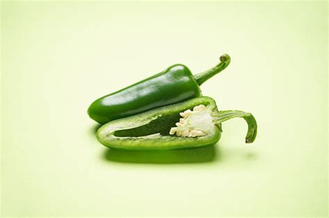 할라페노 칠리 페퍼 전체 및 녹색 배경에 슬라이스 클로즈업 0명에 대한 스톡 사진 및 기타 이미지 0명 녹색 단일 객체 Istock