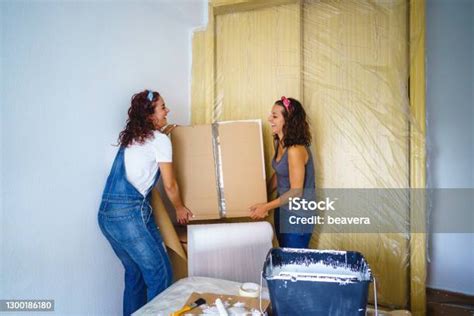 큰 골판지 상자를 들고 이동 하루에 여자 친구의 몇 의 수평 보기 2명에 대한 스톡 사진 및 기타 이미지 2명 30 34세