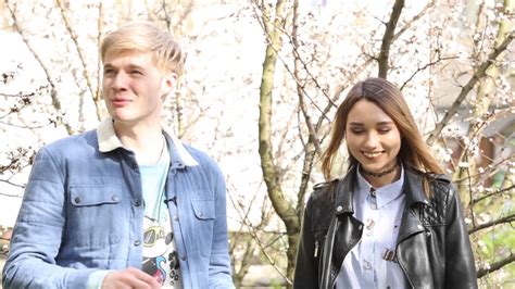 как потрогать девушку за грудь Youtube