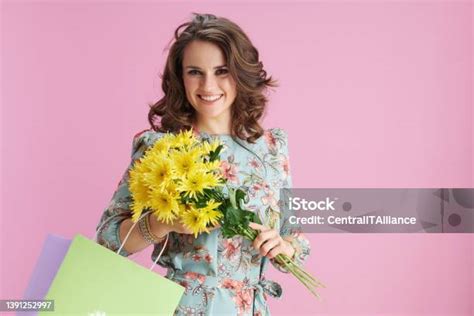 행복한 현대 여성 와 긴 물결 모양의 갈색 머리 머리 에 핑크 여름에 대한 스톡 사진 및 기타 이미지 여름 한 명의 여자만 종점 Istock