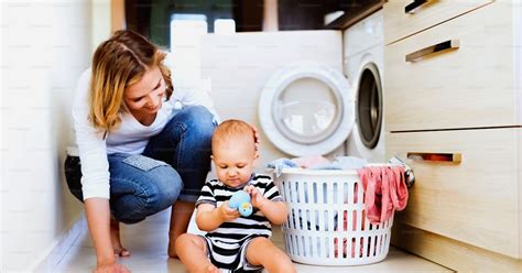 집안일을 하는 아기 아들을 둔 젊은 엄마 아름다운 여자와 아기가 빨래를 하고 있다 사진 Unsplash의 가족 이미지