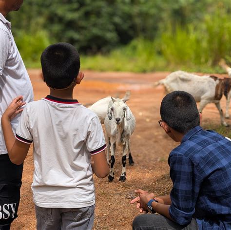 Simple කෑම දෙන අතර නිලන්ත එළුවන්ගෙ ඇස් වල හැඩය දෙස විමසිල්ලෙන් බලන ලෙස දරුවන්ට පැවසුවා ආනේ