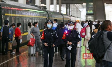 武汉铁路公安护航“五一”返程高峰旅客武昌火车站客流