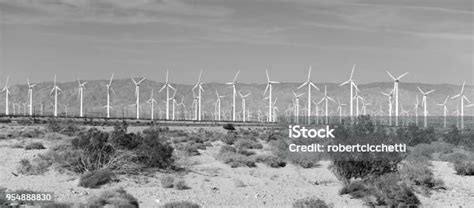 숙취로 사막 산 배경으로 화석 연료에서 이동 하는 기술에 신 재생 에너지를 만드는 바람 터빈 건조 기후에 대한 스톡 사진 및 기타 이미지 Istock