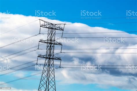 오버 헤드 전기 철 탑 및 흐린 블루 스카이 라인에 대 한 케이블 건축물에 대한 스톡 사진 및 기타 이미지 건축물 구름 글로벌 커뮤니케이션 Istock