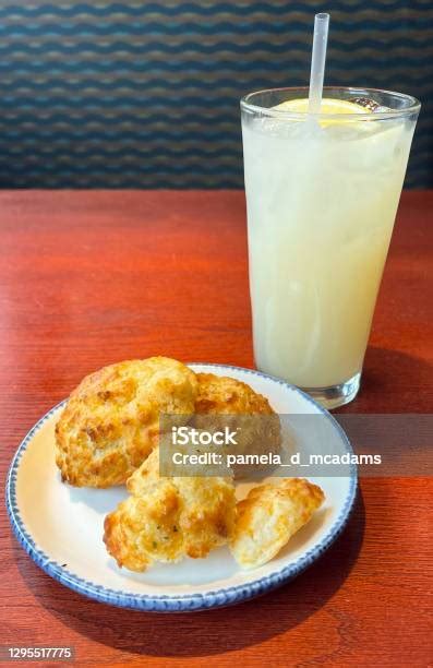 바다 음식 레스토랑에서 얼음 차가운 레모네이드 한 잔과 접시에 세 체다 비스킷 0명에 대한 스톡 사진 및 기타 이미지 0명 3가지 개체 감귤류 과일 Istock