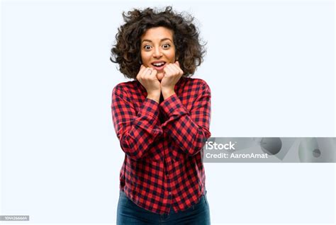 아름 다운 아랍 여자 행복 하 고 환호 하는 표현 와우 제스처 놀 감정에 대한 스톡 사진 및 기타 이미지 감정 경외감