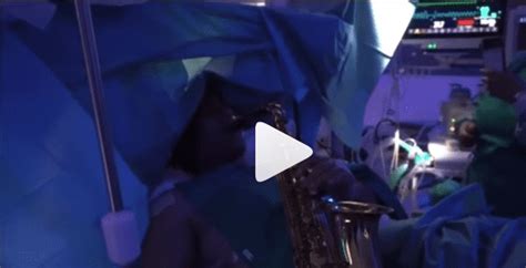 ВИДЕО Маж свири на саксофон додека лекарите му отстрануваат тyмoр од мозокот