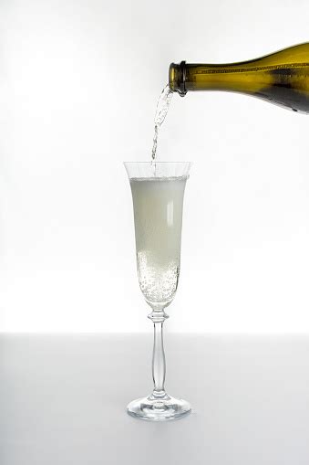 병에서 스파클링 와인 샴페인은 흰색 배경에 유리 유리 플루트에 부어 0명에 대한 스톡 사진 및 기타 이미지 0명 결정체 기포 Istock