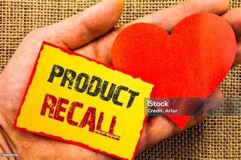 필기 텍스트 보여주는 제품 리콜입니다 결함에 대 한 리콜 환불 반환에 대 한 제품 스티커 메모 종이와 마음 잡고 손 손가락에 작성 된 비즈니스 개념 개념에 대한 스톡 사진