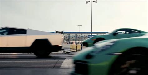 6099万美元起售，特斯拉cybertruck正式交车，重现砸窗名场面