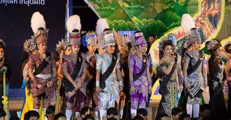 รวมรูปภาพของ ภาพประวัติศาสตร์ หมอลำทั่วฟ้าเมืองไทย ร่วมใจร้องเพลงสรรเสริญพระบารมี รูปที่ 49 จาก 60