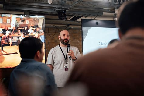 가르치는 강의 격식 있는 공유하는 교수 교육 그레이 스케일 사진 그레이스케일 대중 연설 독서하는 동기 부여 말하고 있는 말하는 모노톤의 문학 방