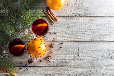 시나몬 오렌지와 흰색 나무 배경에 아니스 크리스마스 뜨거운 Mulled 와인 0명에 대한 스톡 사진 및 기타 이미지 0명 감귤류 과일 강림절 Istock