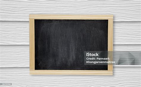 클리핑 경로와 흰색 나무 페인트 벽에 칠판 텍스트 사무실 교육을위한 개념 공간 0명에 대한 스톡 사진 및 기타 이미지 0명 검은색 공란 Istock