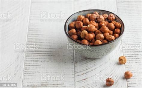 흰색 나무 배경에 회색 그릇에 헤이즐넛 의 소수 건강한 간식 견과류 공간을 복사합니다 0명에 대한 스톡 사진 및 기타 이미지 Istock