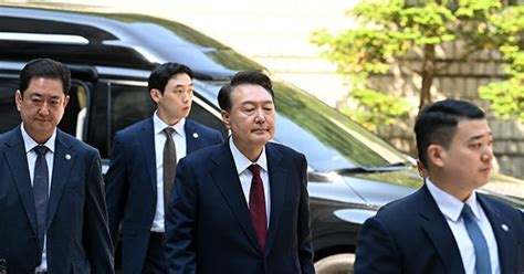 윤석열 내란 우두머리 재판 첫 공개 출석…김건희 질문에 침묵
