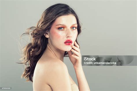 아름 다운 갈색 머리 여름 메이크업 뷰티 패션 여자 모델 핑크 입술 회색 배경입니다 갈색 머리에 대한 스톡 사진 및 기타 이미지 갈색 머리 곱슬 머리 눈 감기