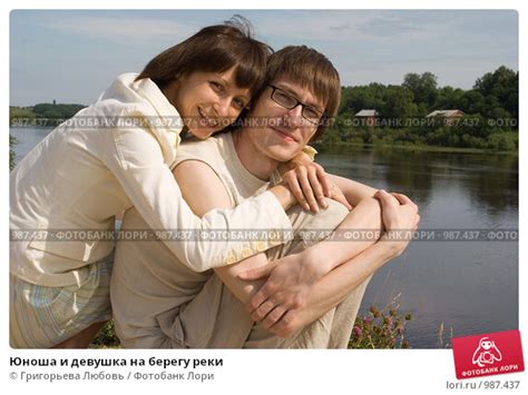 Юноша и девушка на берегу реки Стоковое фото № 987437 фотограф