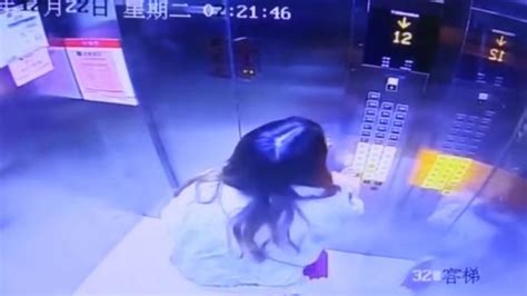 惊险！电梯骤降23层女子教科书式逃生关键帧澎湃新闻 The Paper