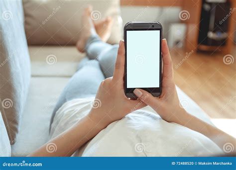 Meisje Op De Laag Met De In Hand Telefoon Stock Foto Image Of Recreatie Meisje