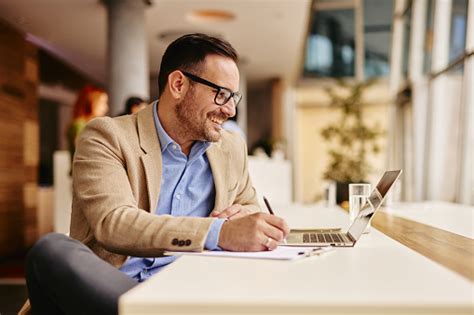 현대 사무실 환경에서 노트북으로 작업하는 집중적인 사업가 30 34세에 대한 스톡 사진 및 기타 이미지 30 34세 35