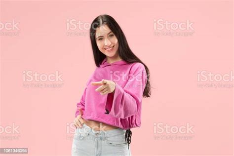 행복 한 비즈니스 우먼 알려줄 고 당신은 분홍색 배경에 절반 길이 근접 촬영 초상화 가리키기에 대한 스톡 사진 및 기타 이미지 가리키기 감정 개념 Istock