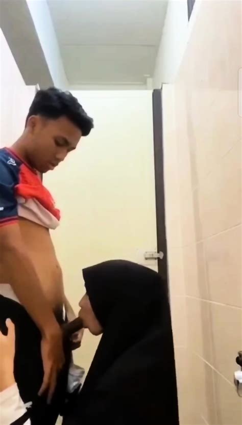 Awek Tudung Comel Kulum Batang Dalam Tandas Eporner