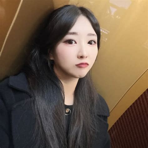 첨부터 부어있었고 점점 크게 붓고 있어ㅠㅠ 턱아래 주머니가 찬 느낌 5일째인데 건드리면 통증도 심하고 주사 바늘 들어간 곳도 여드름마냥 빨갛게 뽕록 올러와서 부어