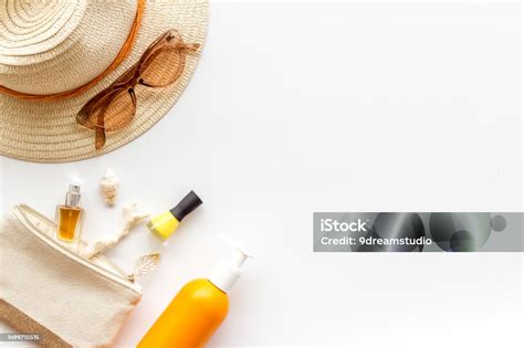 선글라스와 밀짚모자를 쓴 자외선 차단제 화장품 여름 방학 컨셉 플랫레이 0명에 대한 스톡 사진 및 기타 이미지 0명 개념