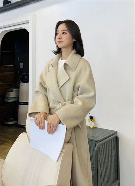 패션엔 우혜림 코트 하나로도 완벽 예쁘게 묶은 리본 벨티드 코트 출근룩