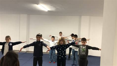 Обща физическа подготовка в час по Физическо възпитание в I А клас децата изпълняват