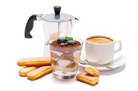 클리핑 패스와 흰색 배경에 고립 된 커피 한잔과 컵에 블루베리와 클래식 티라미수 디저트 레스토랑에 대한 스톡 사진 및 기타 이미지 레스토랑 로맨스 마스카포네 치즈