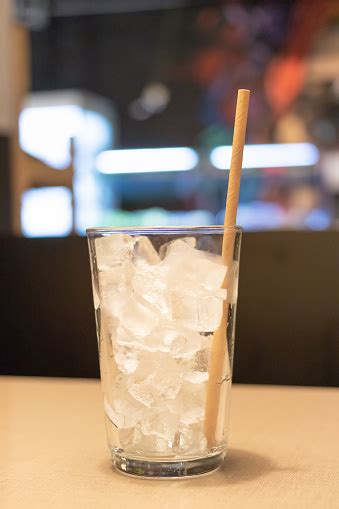 레스토랑의 나무 테이블에 얼음 조각 유리에 종이 빨대 친환경 빨대 가득 찬에 대한 스톡 사진 및 기타 이미지 가득 찬 개념