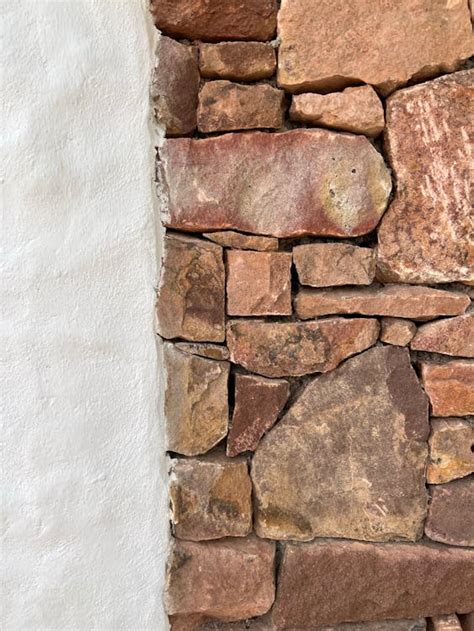 흰색 석고 대비가 있는 소박한 벽돌 벽 · 무료 스톡 사진