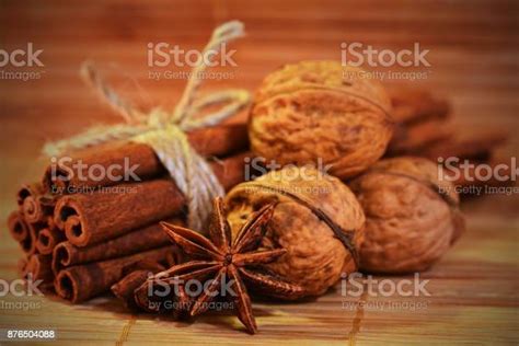 계 피 고 나무 바탕에 스타 아니 스입니다 크리스마스 시간과 겨울 계절 요리에 대 한 아름 답 고 향기로운 향신료 갈색에 대한