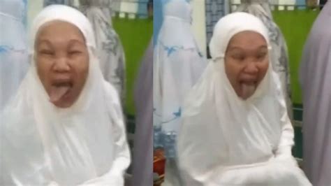 Tingkah Aneh Wanita Di Masjid Depok Meresahkan Jamaah Lain Julurkan Lidah Saat Salat Ibu