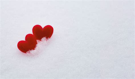 자연 백설에 밝은 붉은 마음 공간을 복사합니다 해피 발렌타인 데이와 사랑 개념 인사말 카드 모형 0명에 대한 스톡 사진 및 기타 이미지 Istock