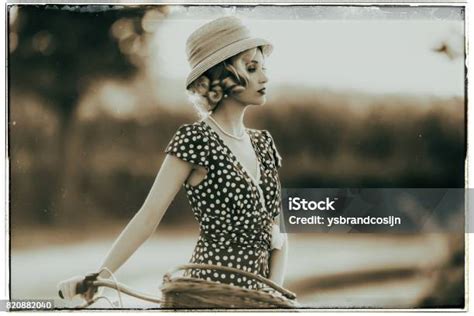 시골 풍경에 자전거와 함께 서 있는 여름 드레스에서 1930 년대 패션 여자의 고전적인 흑백 사진 1920 1929 년에 대한 스톡 사진 및 기타 이미지 Istock