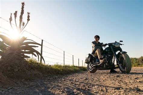 오토바이를 타는 풀샷 남자 무료 사진