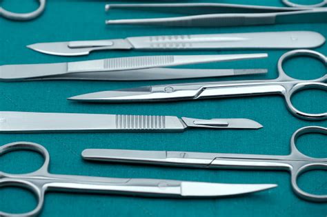 수술용 녹색 드레이프 직물에 기본 수술 도구 메스 집게 핀셋 가위 가위에 대한 스톡 사진 및 기타 이미지 가위 강철 개체 그룹 Istock